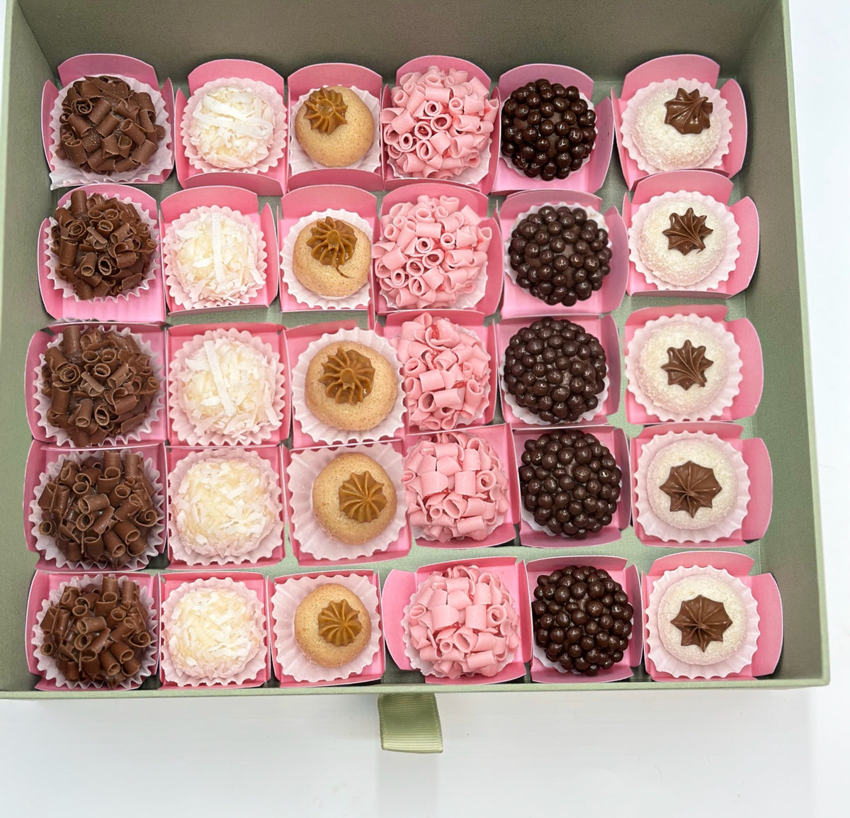 30 Brigadeiros Gift Box with Tulips – Misses Sweet